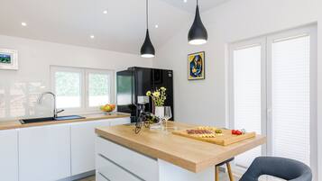 Villa, 3 quartos, piscina privativa, Vista para a cidade | Cozinha privada | Uma chaleira elétrica