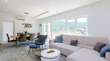 Villa, 3 quartos, piscina privativa, Vista para a cidade | Sala de estar | TV de ecrã plano