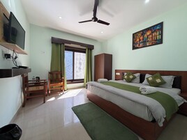 Quarto Duplo Deluxe | Secretária, secretária adequada para computadores portáteis 