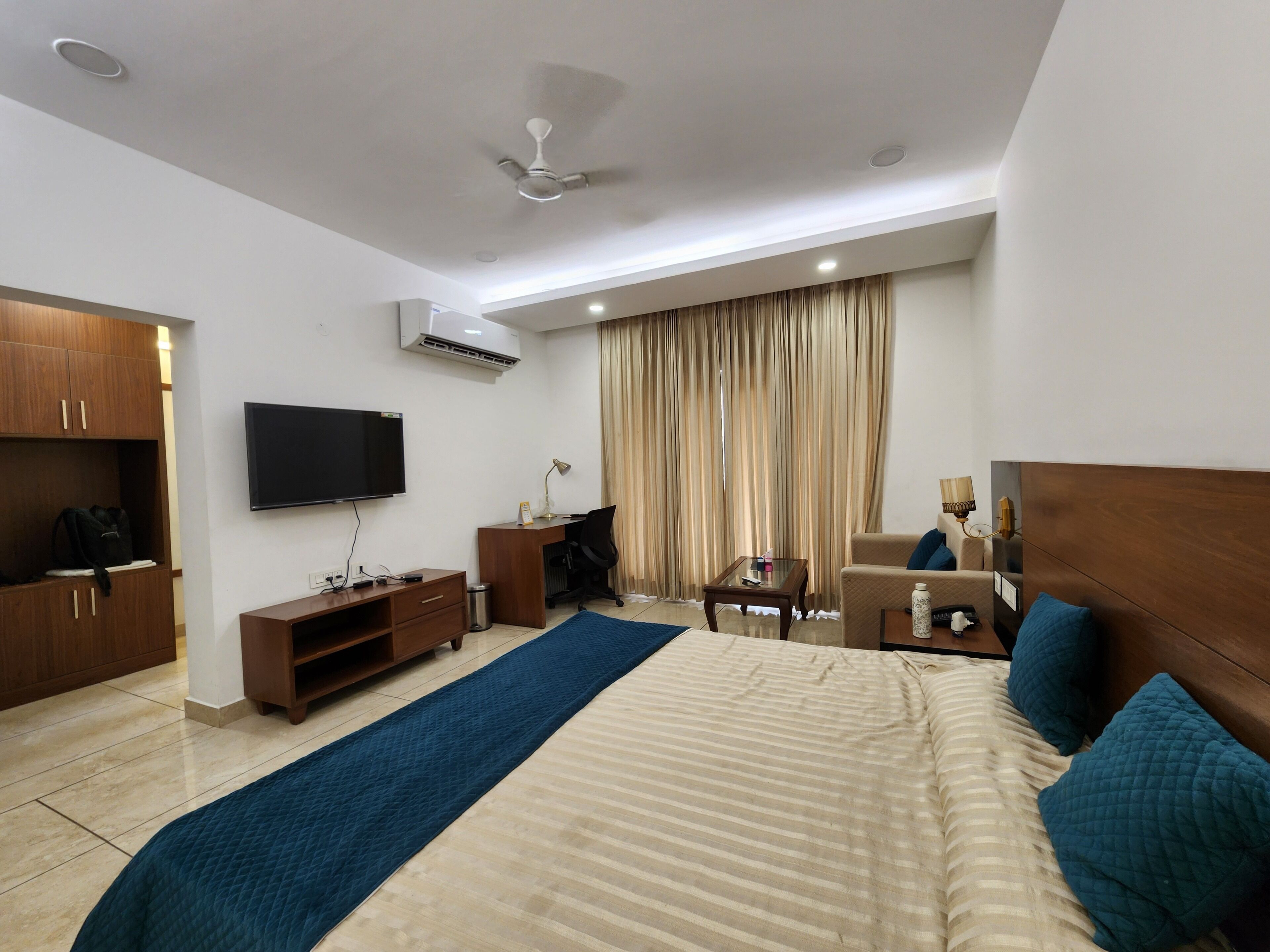 Quarto Deluxe | Casa de banho | Um polibã, artigos de higiene pessoal grátis, sabão, champô 