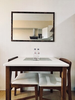 Estúdio, 1 quarto | Sala de jantar