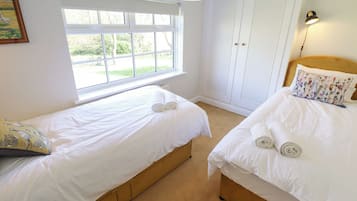 5 quartos, com decoração personalizada, com mobília individualizada