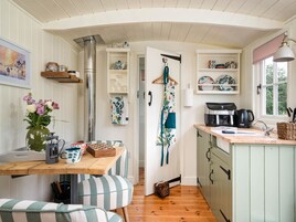 Um frigorífico, uma chaleira elétrica, uma torradeira 