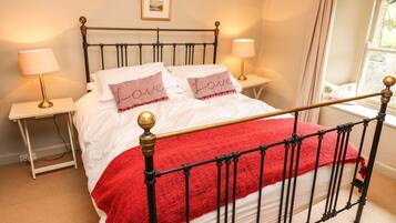 2 quartos, com decoração personalizada, com mobília individualizada