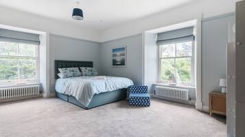 5 quartos, com decoração personalizada, com mobília individualizada