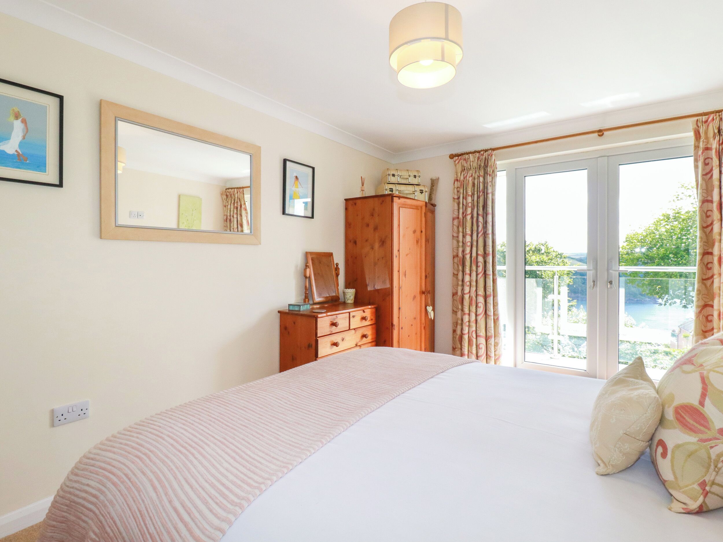 2 quartos, com decoração personalizada, com mobília individualizada 