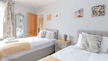 4 quartos, com decoração personalizada, com mobília individualizada