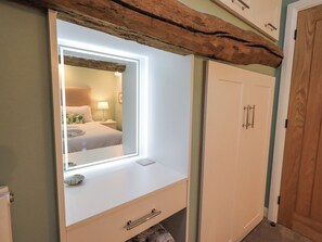 2 quartos, individualmente decorados, individualmente mobiliados