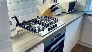 Uma máquina de lavar louça, uma chaleira elétrica, uma torradeira