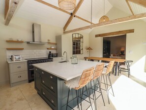 Uma máquina de lavar louça, uma chaleira elétrica, uma torradeira 