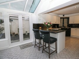 Um frigorífico, uma máquina de lavar louça, uma chaleira elétrica 