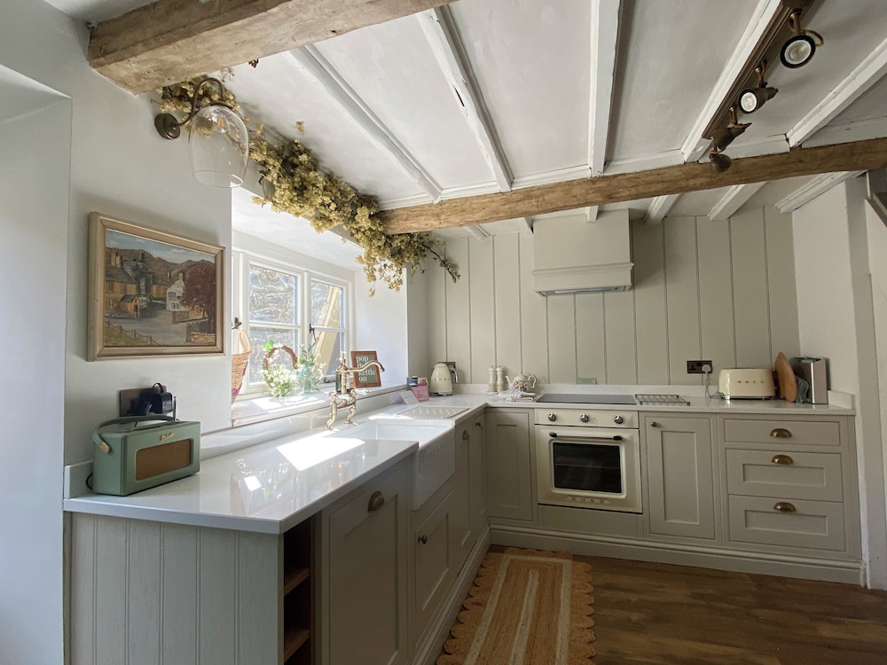 The Cottage On The Island - Castleton