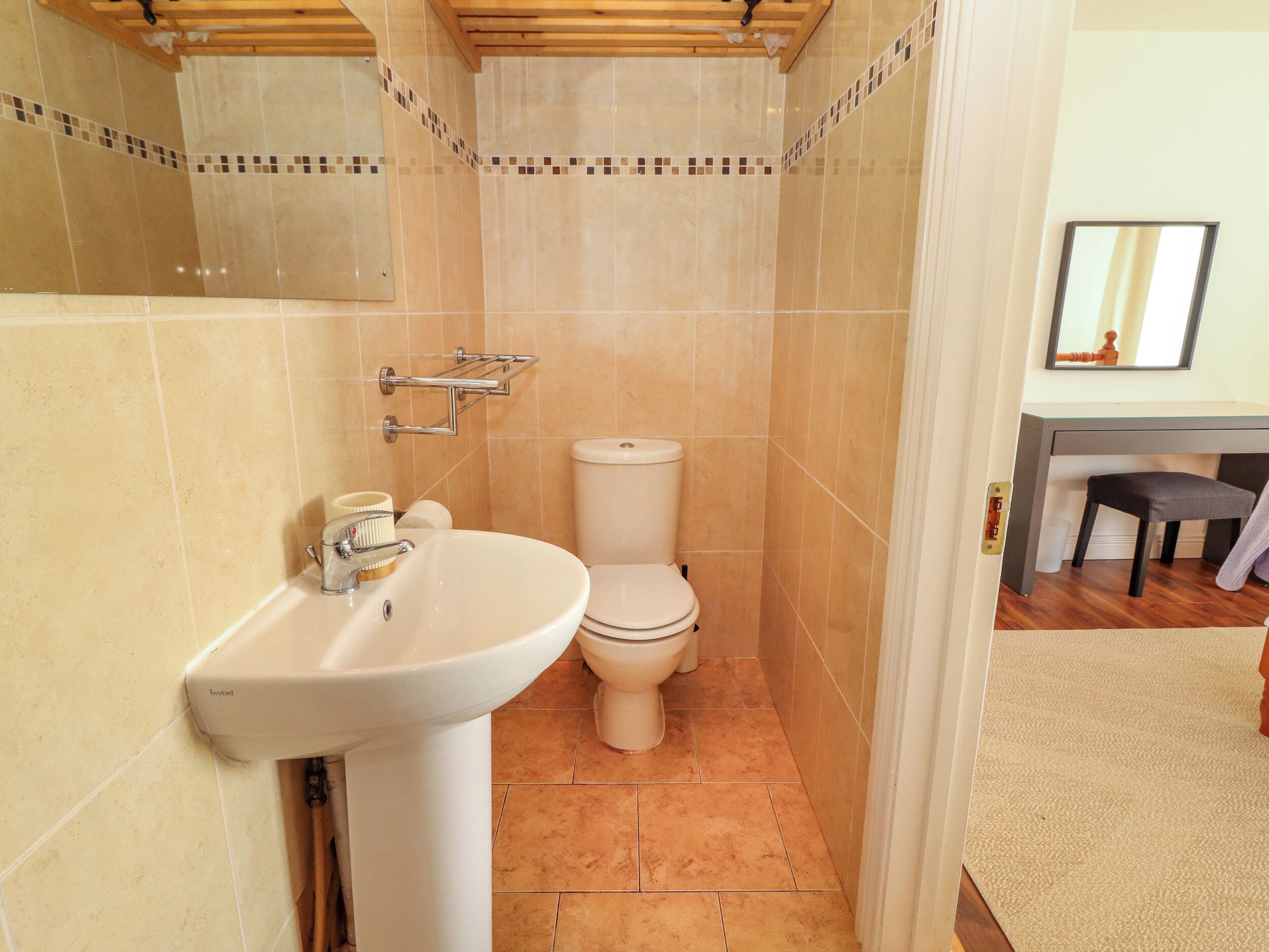 Uma casa de banho com uma sanita, uma banheira de hidromassagem e uma zona de duche.