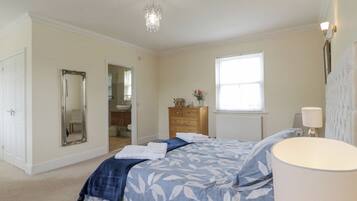 5 quartos, com decoração personalizada, com mobília individualizada