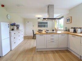 Geladeira, lava-louças, chaleira elétrica, torradeira