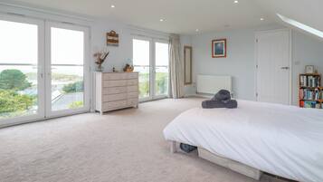 4 quartos, com decoração personalizada, com mobília individualizada