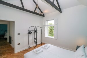 3 quartos, individualmente decorados, individualmente mobiliados