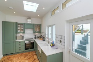 Um frigorífico, uma máquina de lavar louça, uma chaleira elétrica 