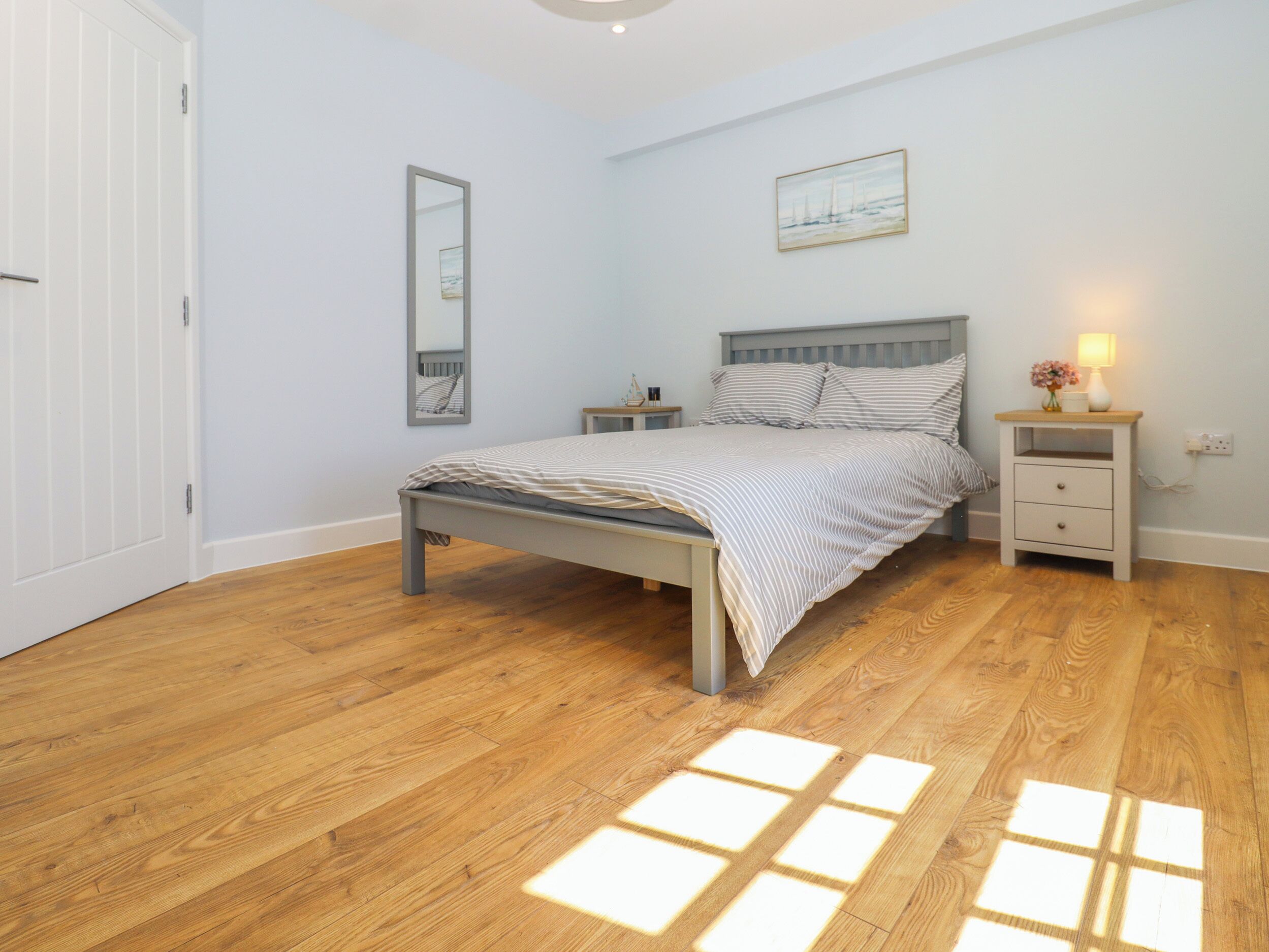 2 quartos, com decoração personalizada, com mobília individualizada 