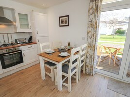 Geladeira, chaleira elétrica, torradeira