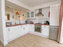 Geladeira, lava-louças, chaleira elétrica, torradeira