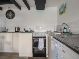 Um frigorífico, uma máquina de lavar louça, uma chaleira elétrica 