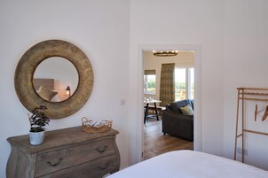 2 quartos, individualmente decorados, individualmente mobiliados