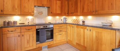 Um frigorífico, uma máquina de lavar louça, uma chaleira elétrica