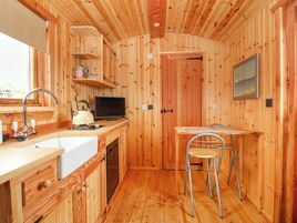 Um frigorífico, uma chaleira elétrica, utensílios de cozinha 