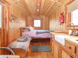 1 quarto, com decoração personalizada, com mobília individualizada 