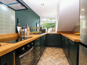 Um frigorífico, uma máquina de lavar louça, uma chaleira elétrica 