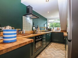 Um frigorífico, uma máquina de lavar louça, uma chaleira elétrica 