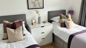 2 quartos, com decoração personalizada, com mobília individualizada