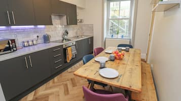 Um frigorífico, uma máquina de lavar louça, uma chaleira elétrica