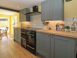 Um frigorífico, uma máquina de lavar louça, uma chaleira elétrica 