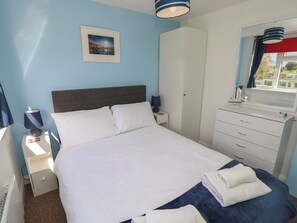 2 quartos, individualmente decorados, individualmente mobiliados