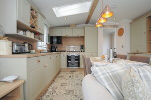 Geladeira, lava-louças, chaleira elétrica, torradeira