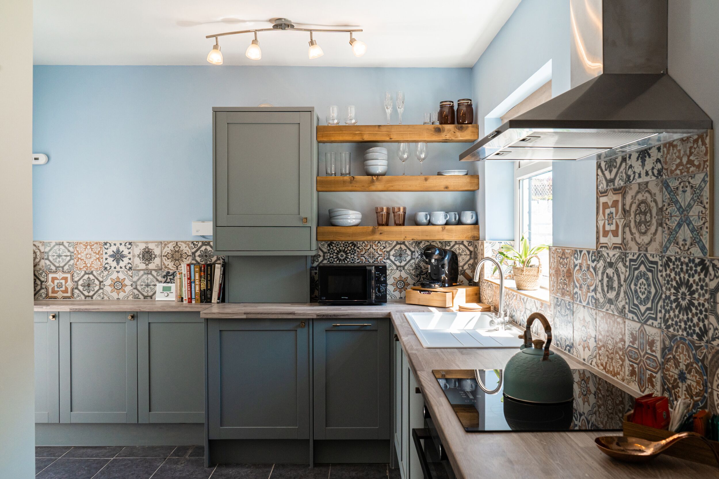 Um frigorífico, uma máquina de lavar louça, uma chaleira elétrica 