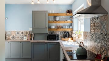 Geladeira, lava-louças, chaleira elétrica, torradeira