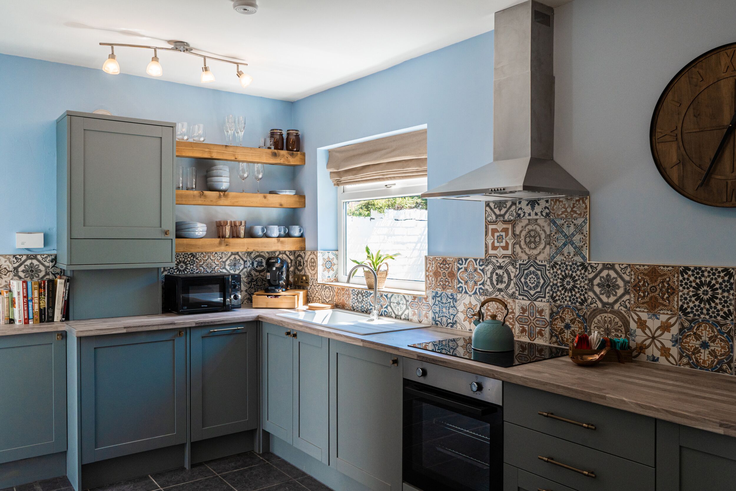 Geladeira, lava-louças, chaleira elétrica, torradeira