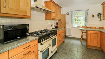 Um frigorífico, uma máquina de lavar louça, uma chaleira elétrica