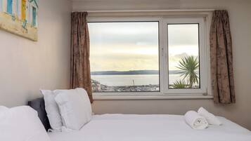 4 quartos, com decoração personalizada, com mobília individualizada