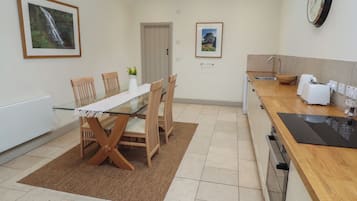 Casa de Campo | Cozinha privada | Um frigorífico, uma máquina de lavar louça, uma chaleira elétrica