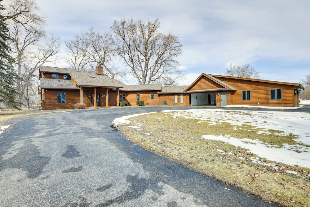 Lake Winnebago Family Retreat: Dock & Deck! - Appleton, WI