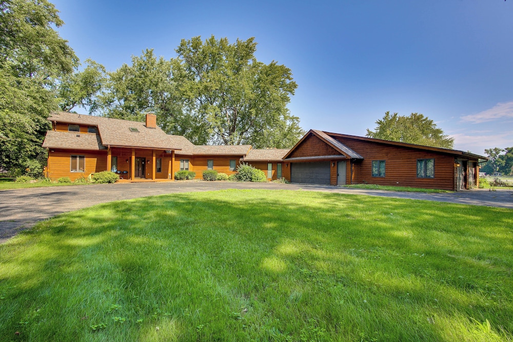 Lake Winnebago Family Retreat: Dock & Deck! - Appleton, WI