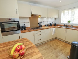 Um frigorífico, uma máquina de lavar louça, uma chaleira elétrica