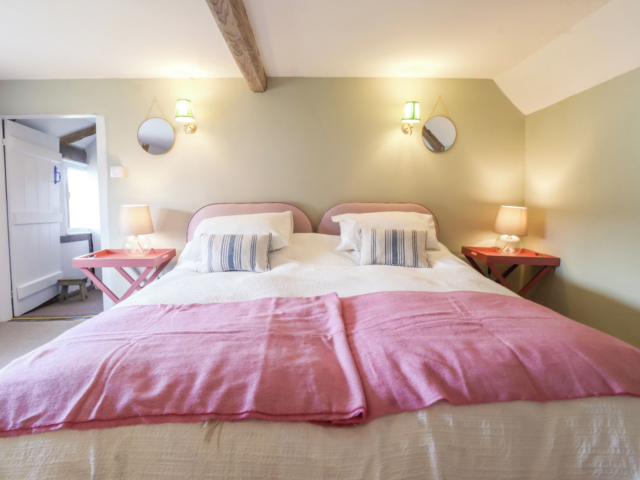 2 quartos, com decoração personalizada, com mobília individualizada 