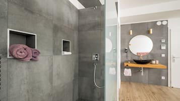 Loft conforto, vista para o pátio | Banheiro | Chuveiro, secador de cabelo, toalhas de banho, sabonete