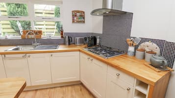 Um frigorífico, uma máquina de lavar louça, uma chaleira elétrica