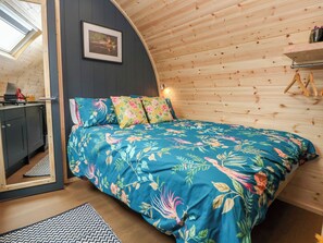 1 quarto, com decoração personalizada, com mobília individualizada 